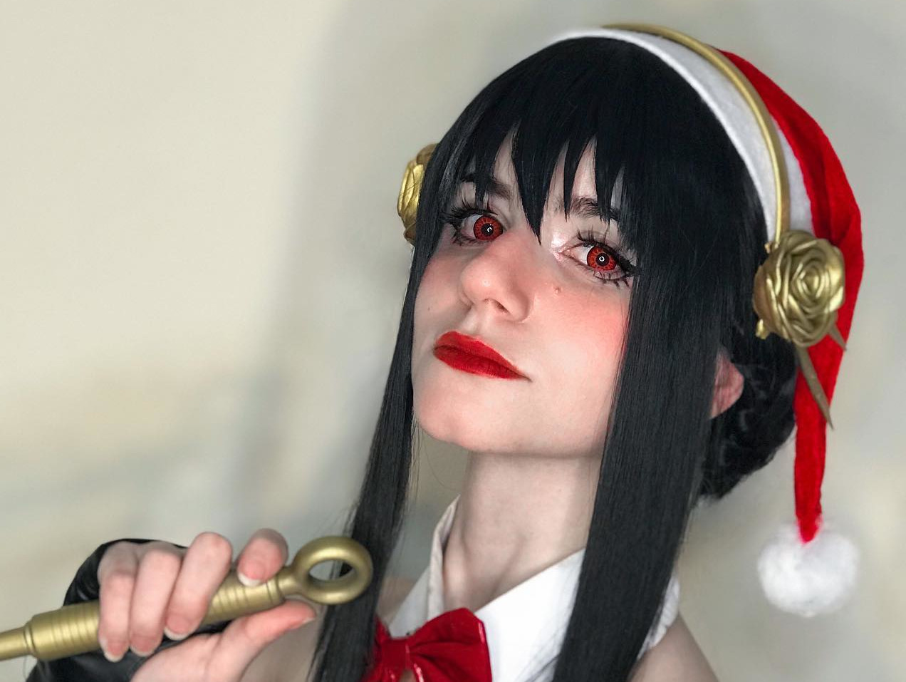 Belo cosplay da Yor Forger natalina, de Spy x Family, da Bruna