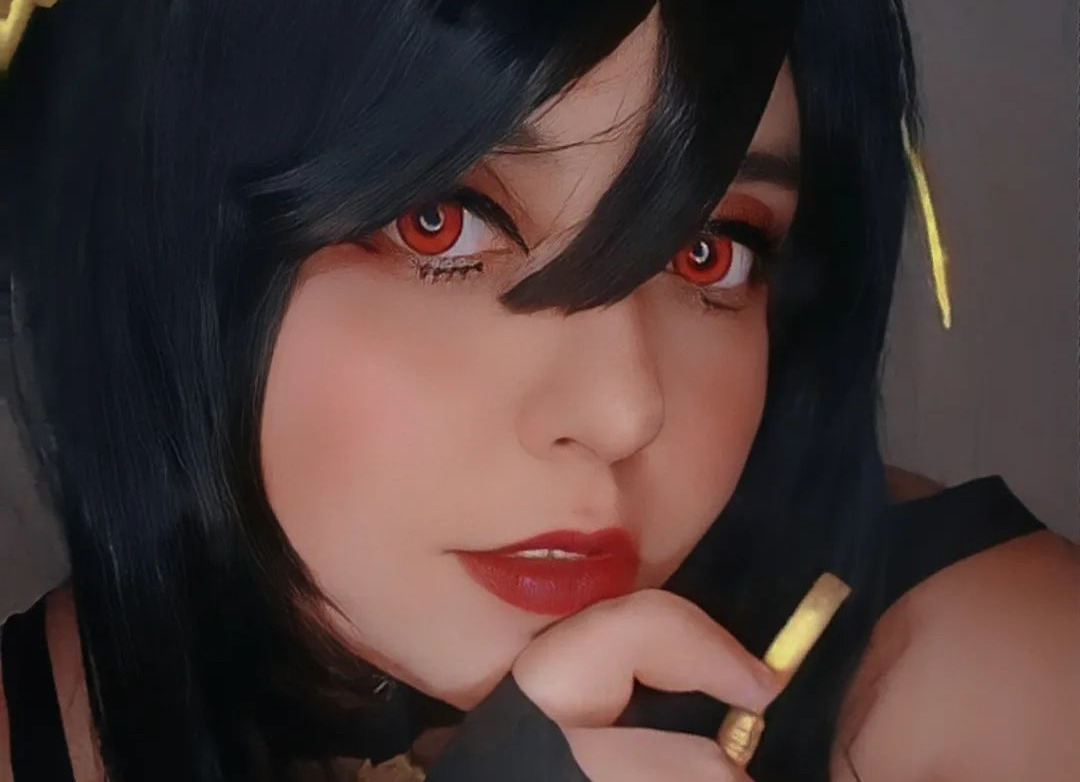 Belo cosplay da Yor Forger, de Spy x Family, da Kassandra Souza