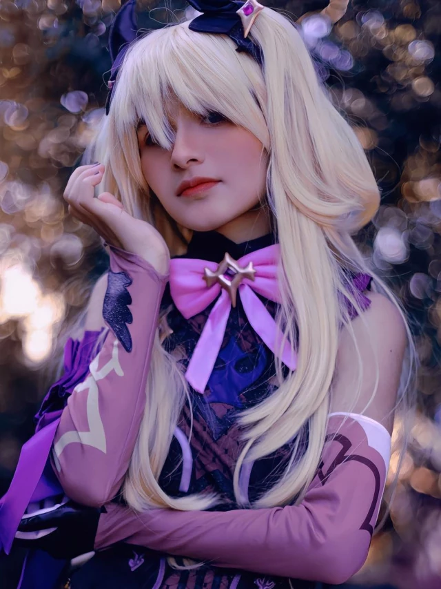 Belo cosplay da Fischl, de Genshin Impact, da Mini Mini