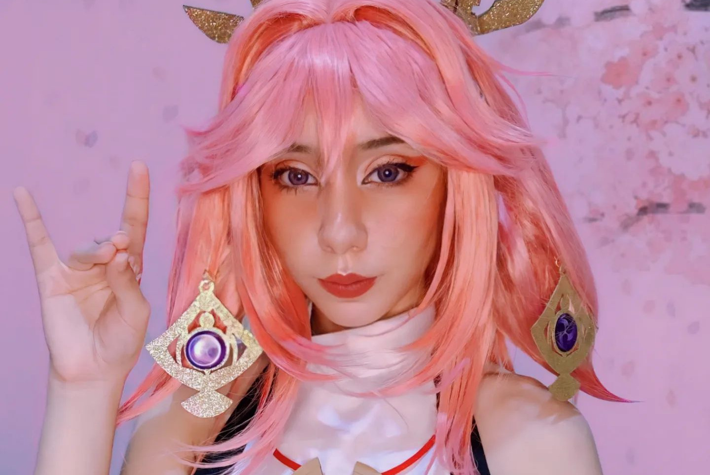 Belo cosplay da Yae Miko, de Genshin Impact, da naragabi