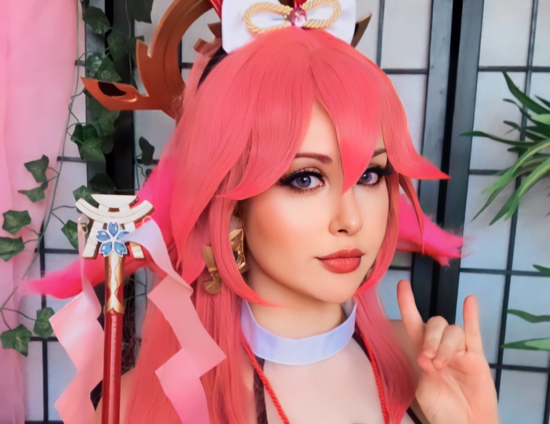 Belo cosplay da Yae Miko Bunny, de Genshin Impact, da Vivian Lee