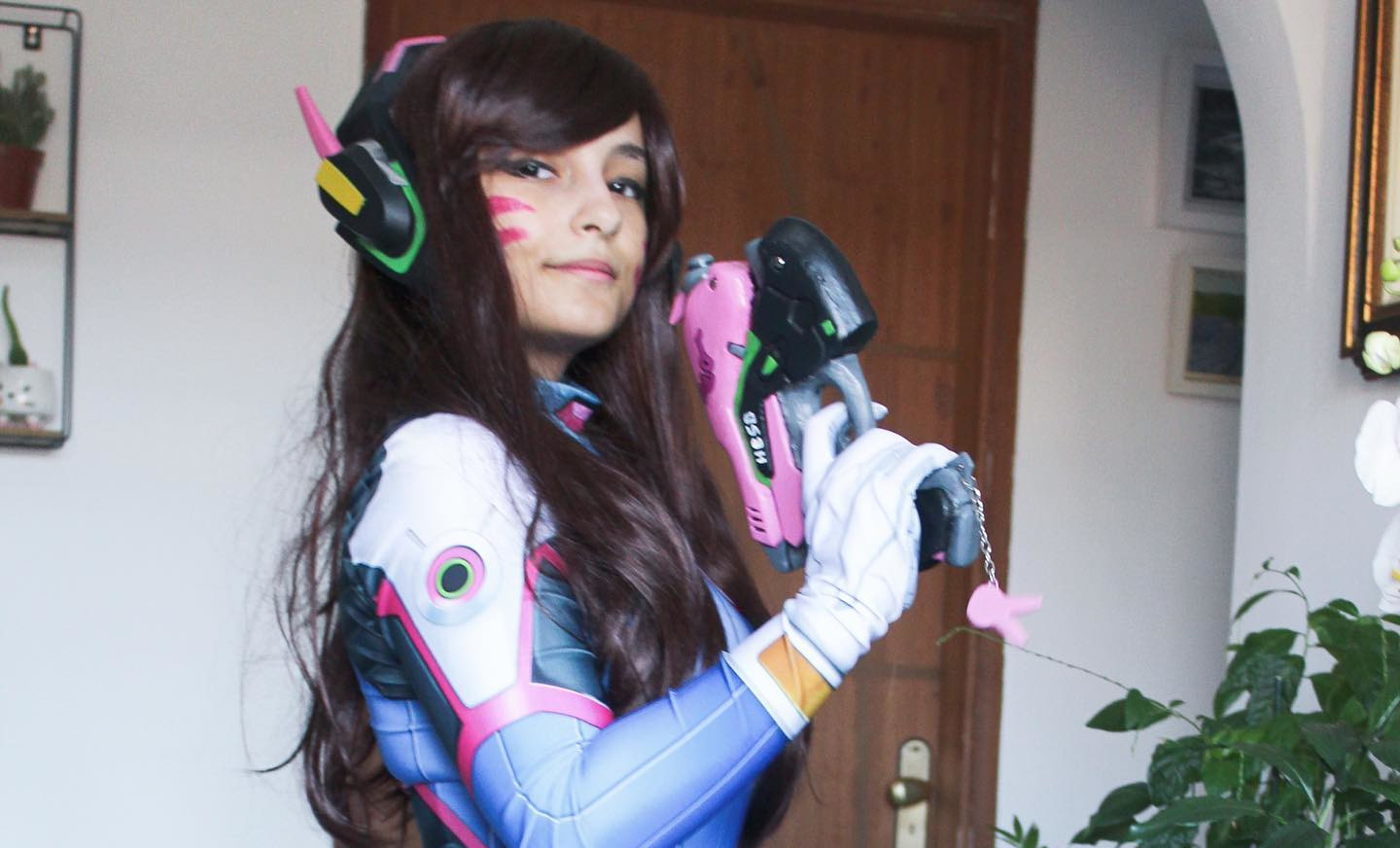 Overwatch: Cosplay incrível da D.VA com roupa clássica