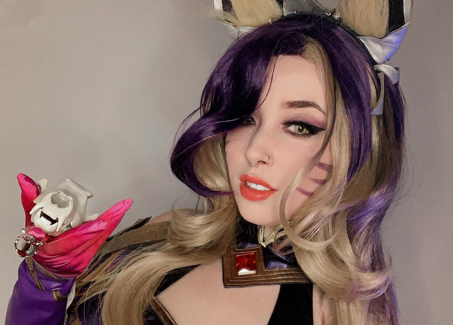 Ahri Coven neste belo cosplay de League of Legends da Thay