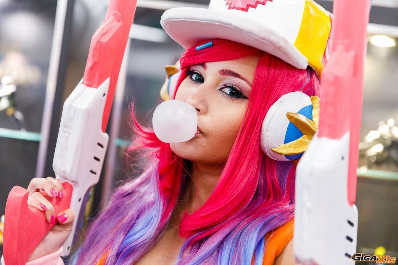 Veja o belo cosplay da Miss Fortune Arcade, de League of Legends, da Carol