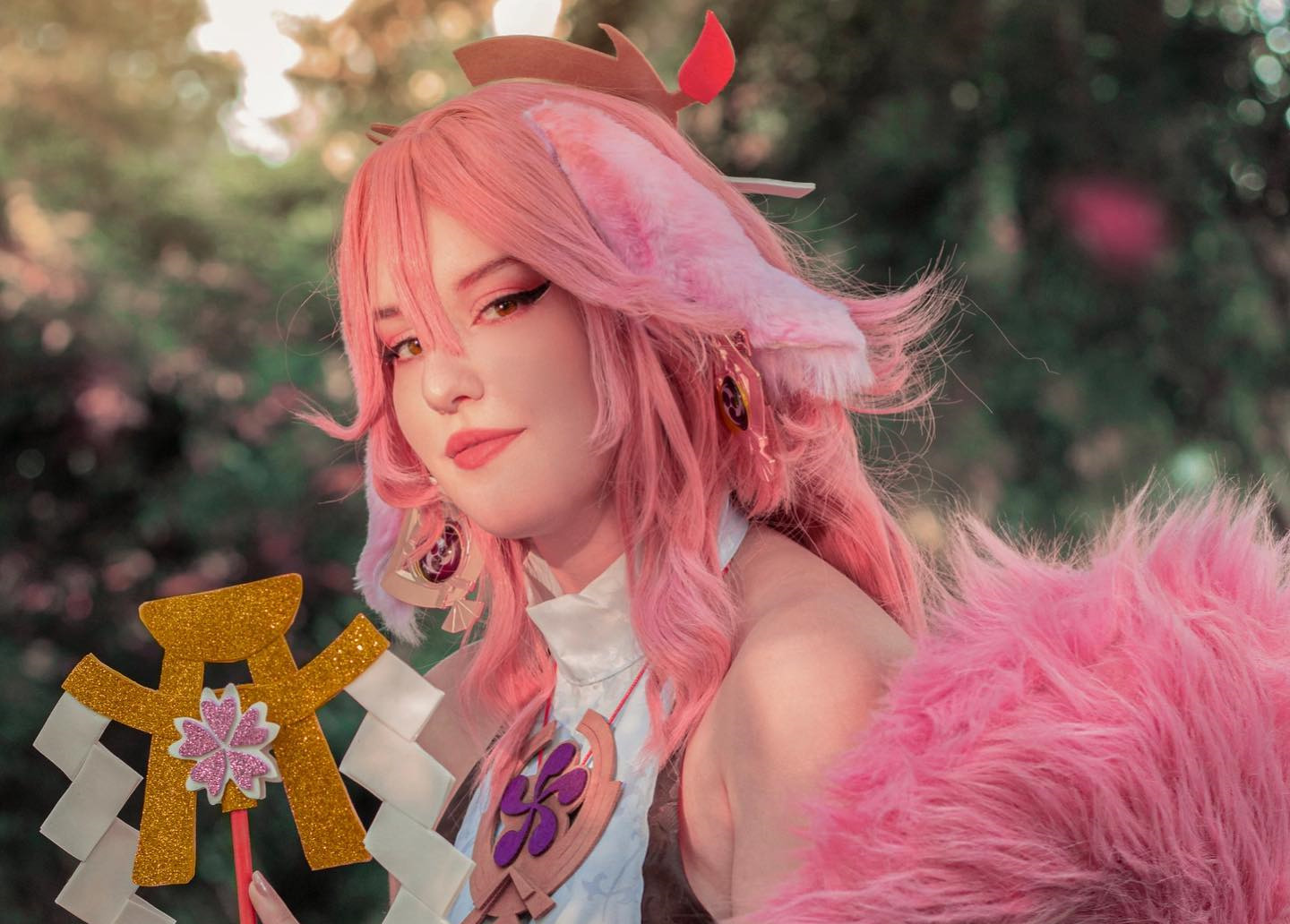 Belo cosplay da Yae Miko, de Genshin Impact, da Lia (@roselia.cos)